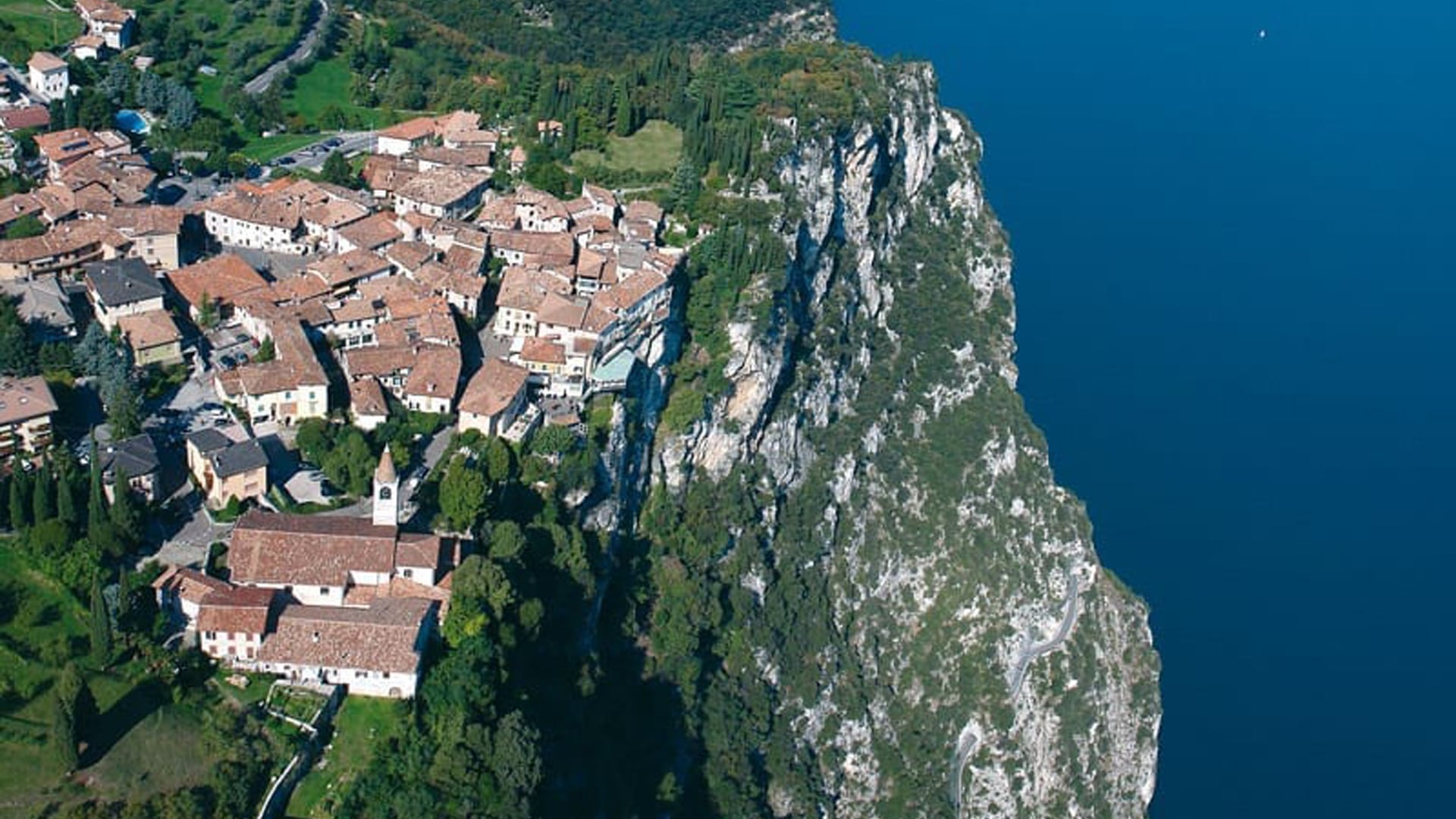Alla scoperta di Tremosine sul Garda, il paradiso sugli strapiombi ...