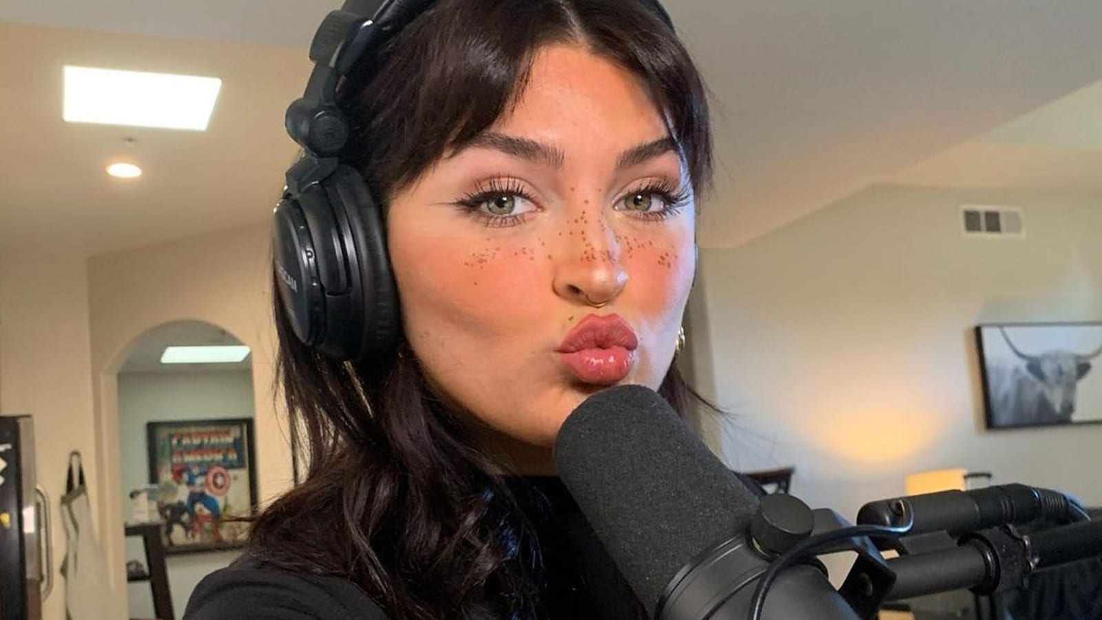 News Kiss | Emmy Meli - I am woman | Radio Kiss Kiss