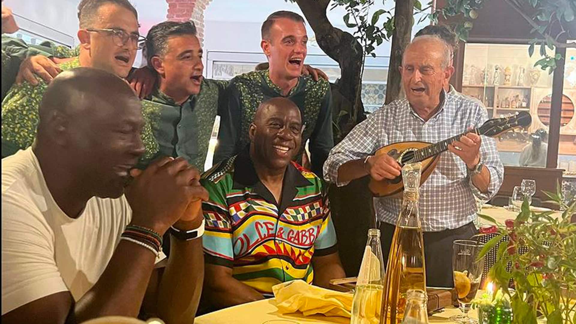 [VIDEO] Michael Jordan e Magic Johnson in vacanza a Capri cantano "Nel ...