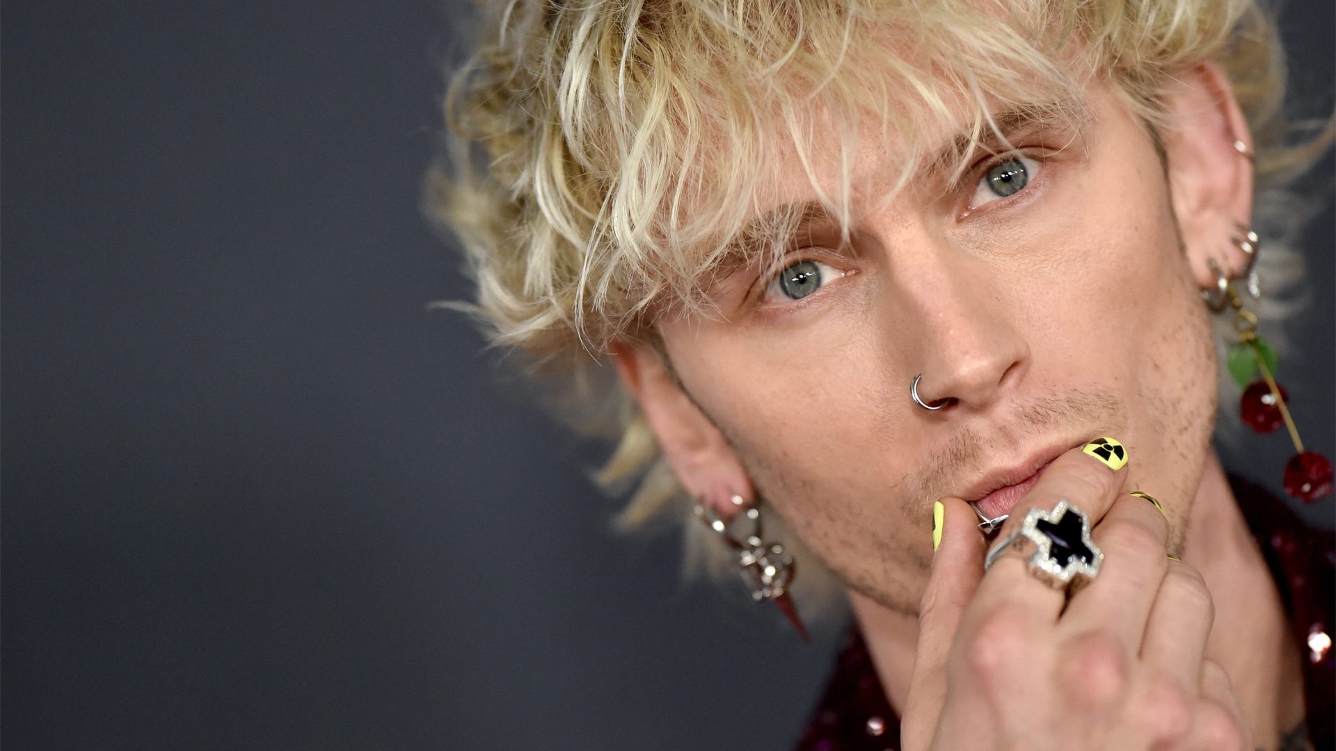 Machine Gun Kelly si lascia tatuare da sua figlia Casie - KissKiss.it
